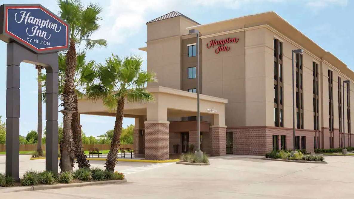 Reserve Hampton Inn Houston-Hobby Airport Parking | Way.com