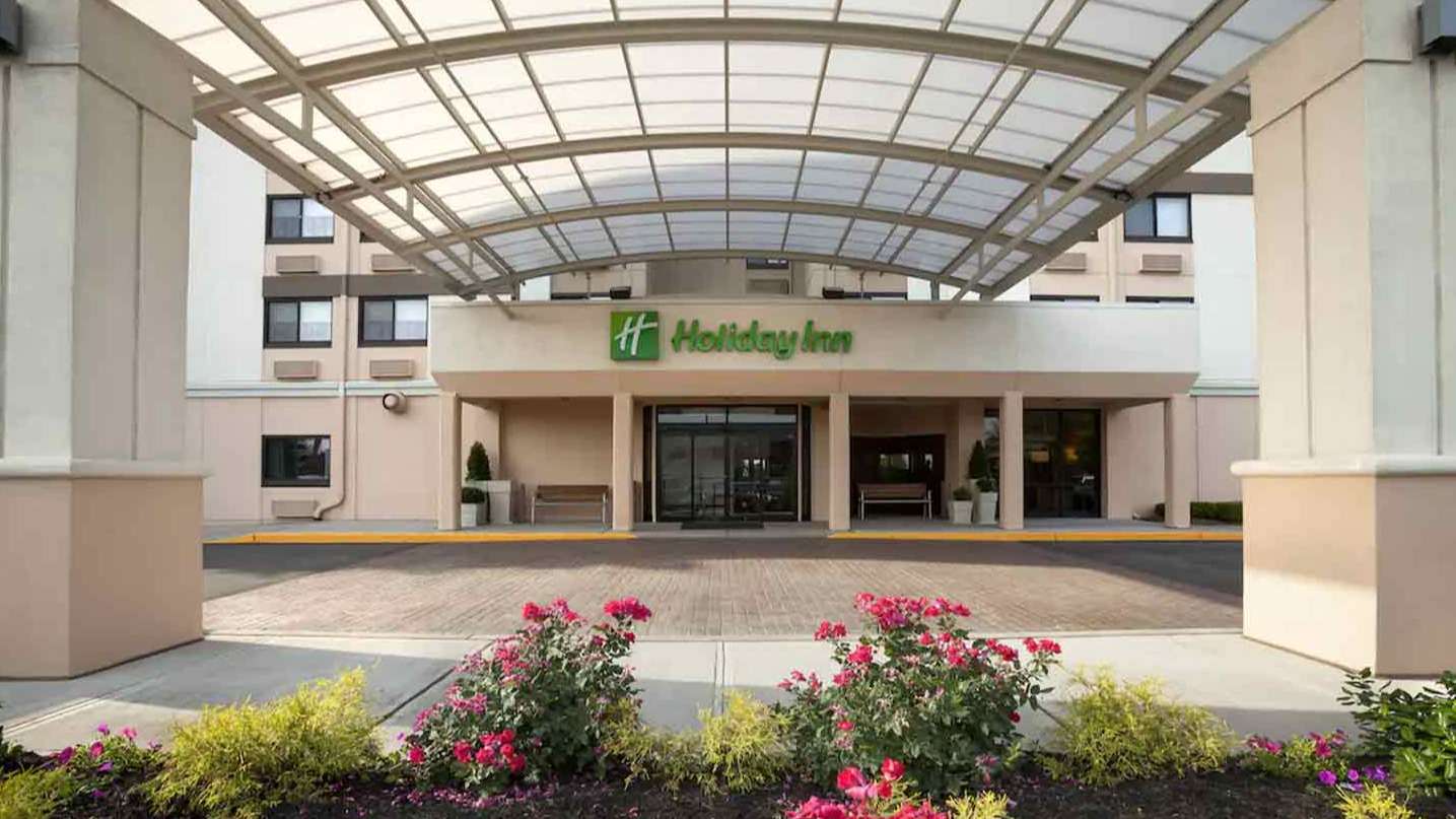 Reserve Holiday Inn EWR Airport Parking | Way.com