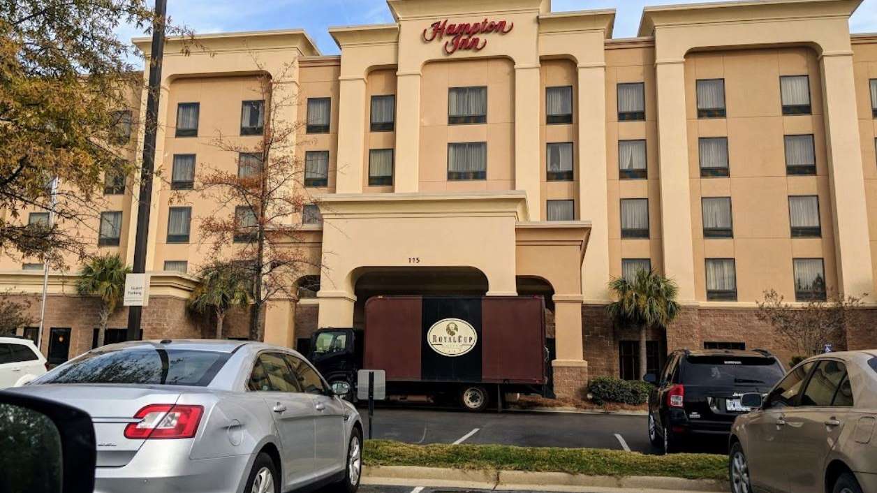 Reserve Hampton Inn JAN Airport Parking | Way.com