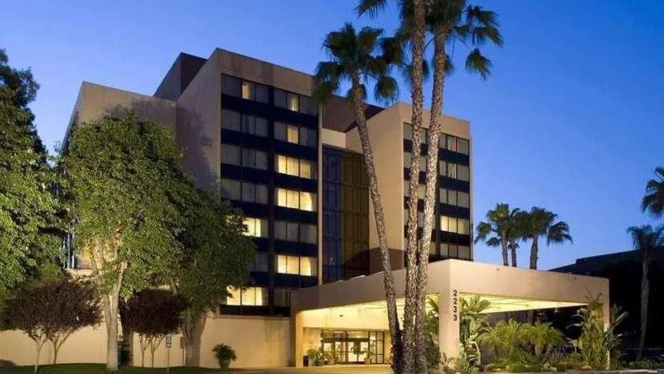 Reserve DoubleTree by Hilton Fresno Convention Center FAT Airport ...