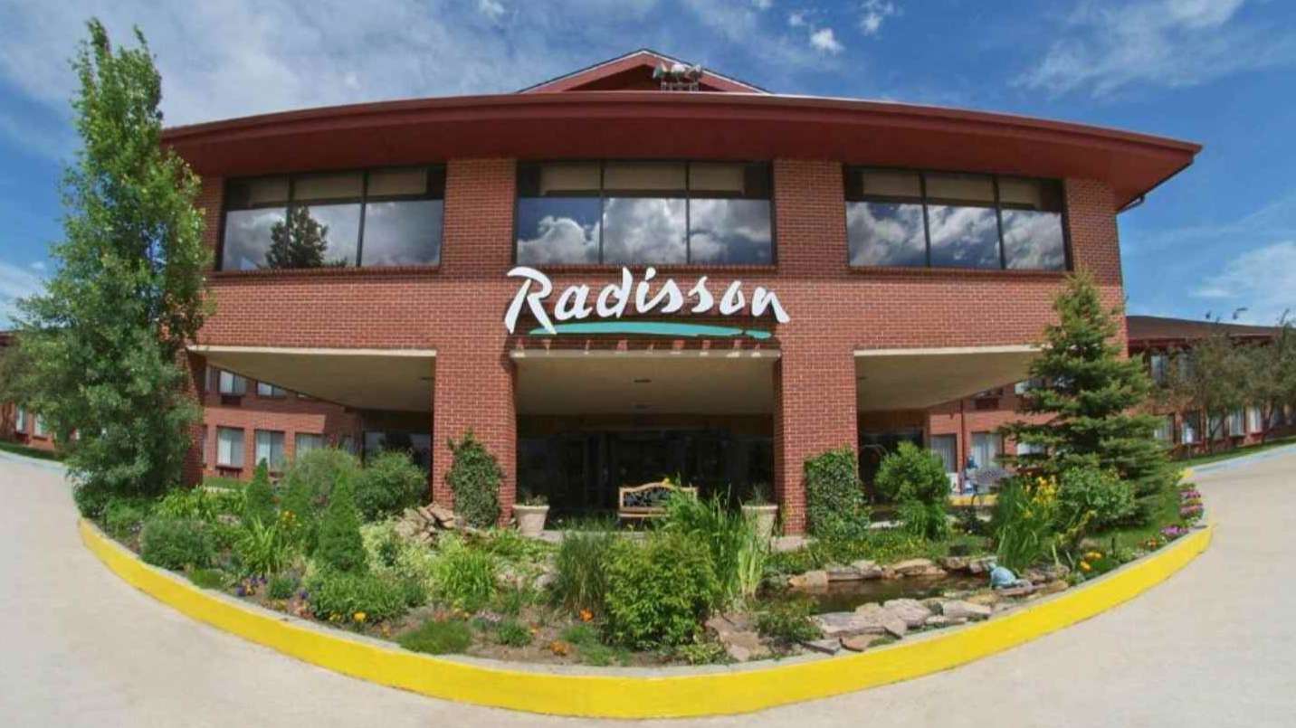 Reserve Radisson Hotel - 1645 N Newport Road Garage | Book and Save ...