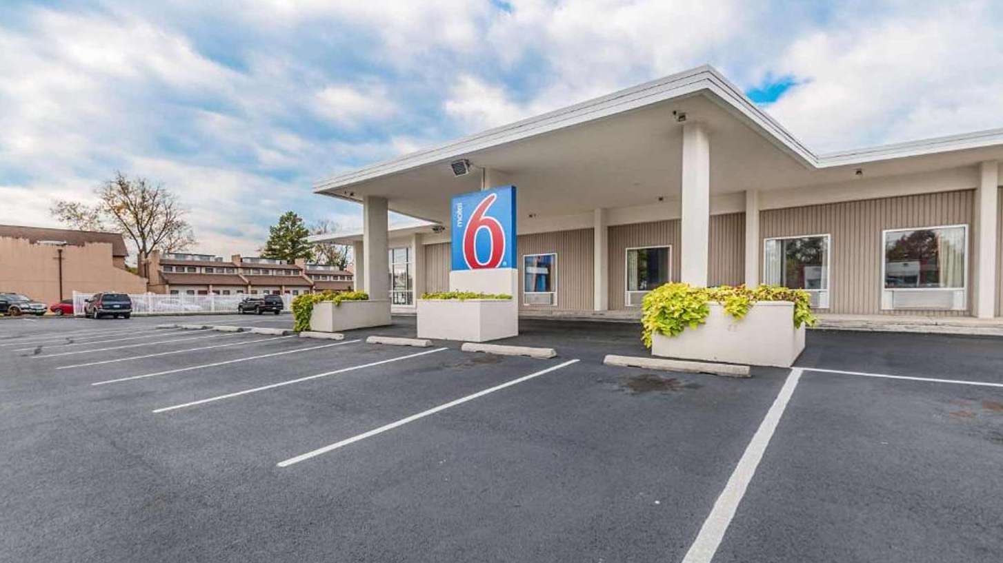 Motel 6 - 2951 Valley Ave Garage | Way