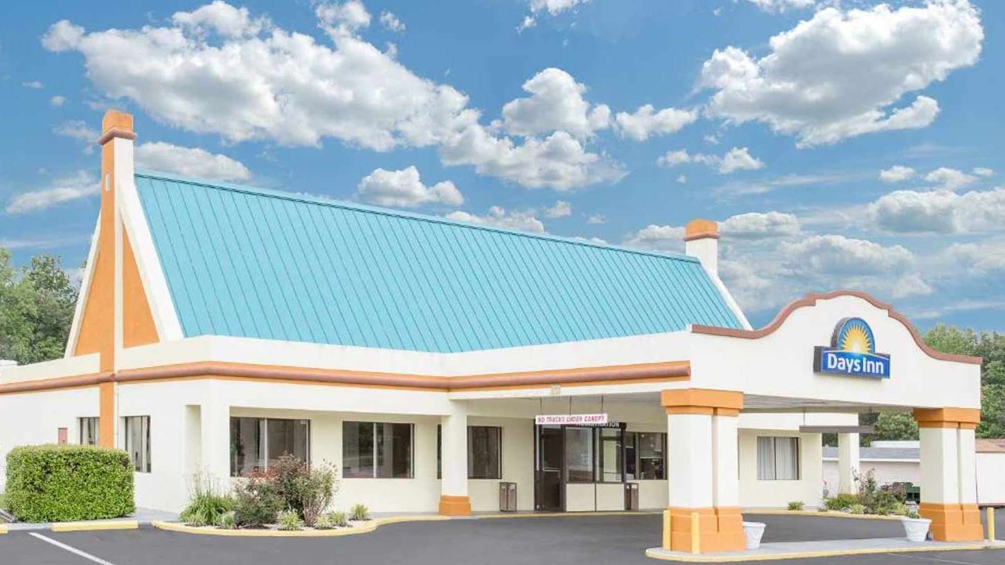 Days Inn - 24320 Rogers Clark Blvd Garage | Way