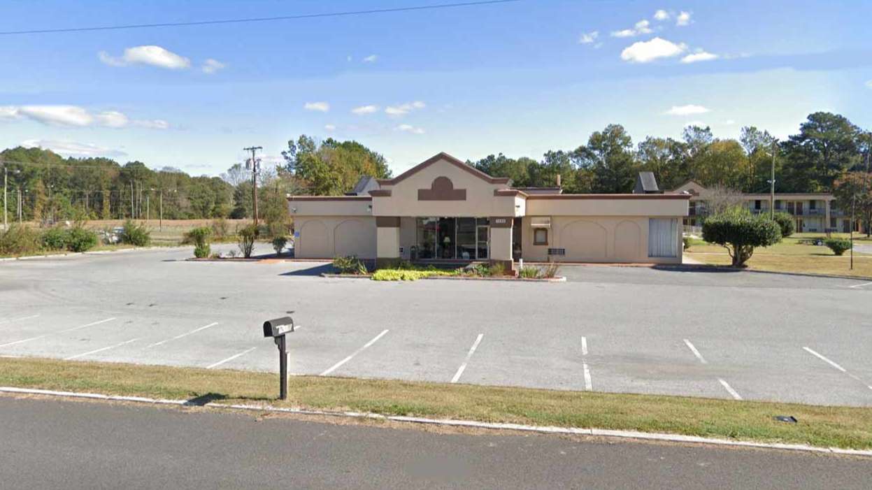 Days Inn - 1540 Ocean Hwy Garage | Way