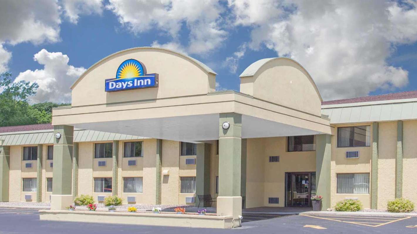 Days Inn - N5781 Kinney Rd Garage | Way