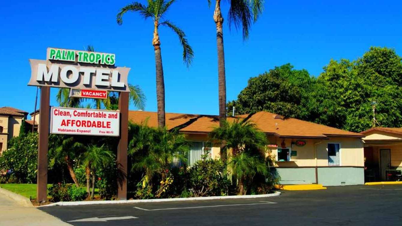 619 W Route 66 (Palm Tropics Motel) Garage | Way