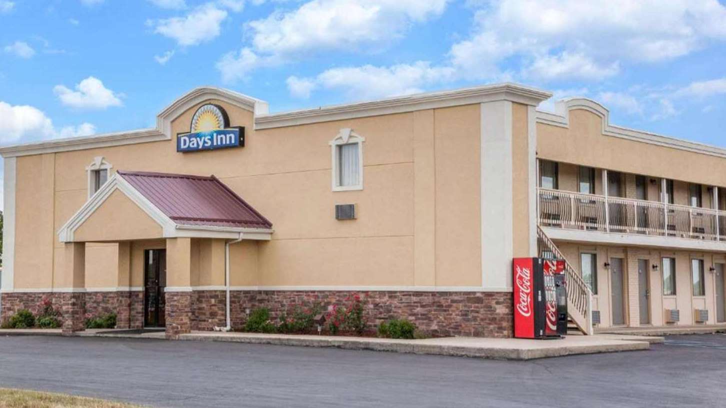 Days Inn - 1161 W Washington Center Rd Garage | Way