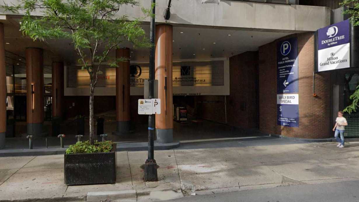 Reserve DOUBLETREE CHICAGO Parking | 300 E Ohio Street Parking