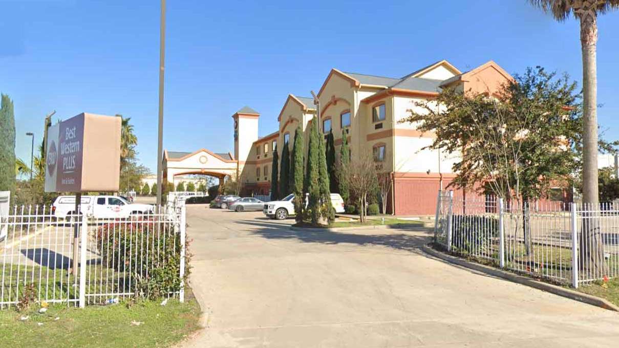 Best Western Plus - 8049 N Sam Houston Pkwy W Garage | Way