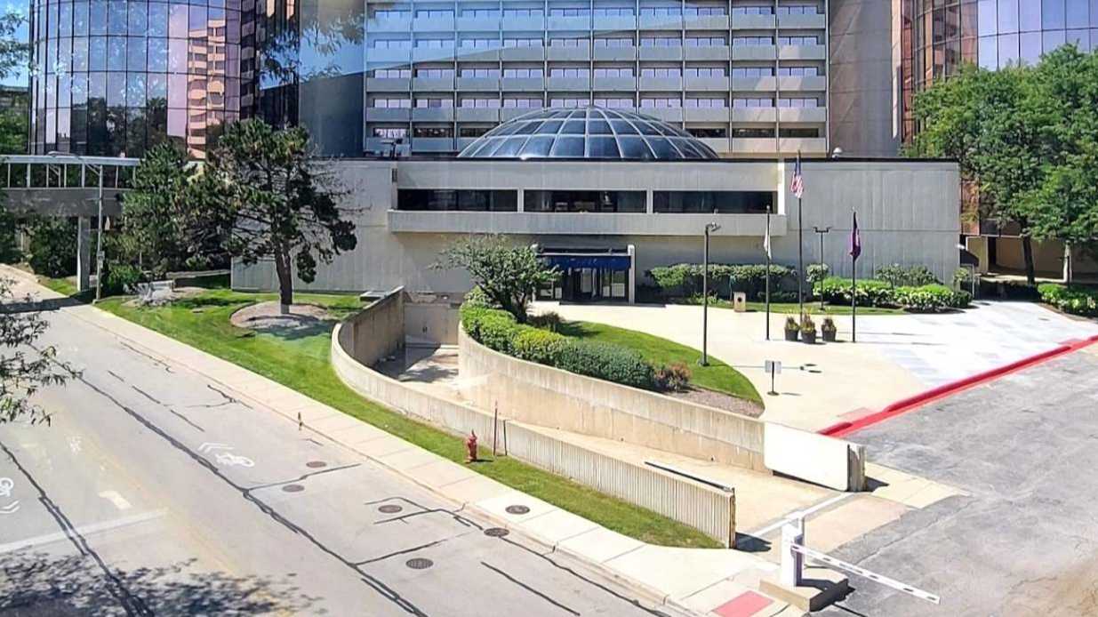 Reserve Hyatt Regency Chicago OHare Airport Parking | Way.com