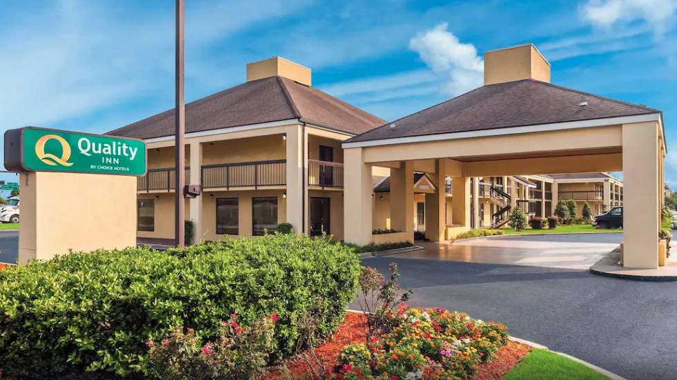 Quality Inn Coliseum - 5055 N Arco Ln Garage | Way