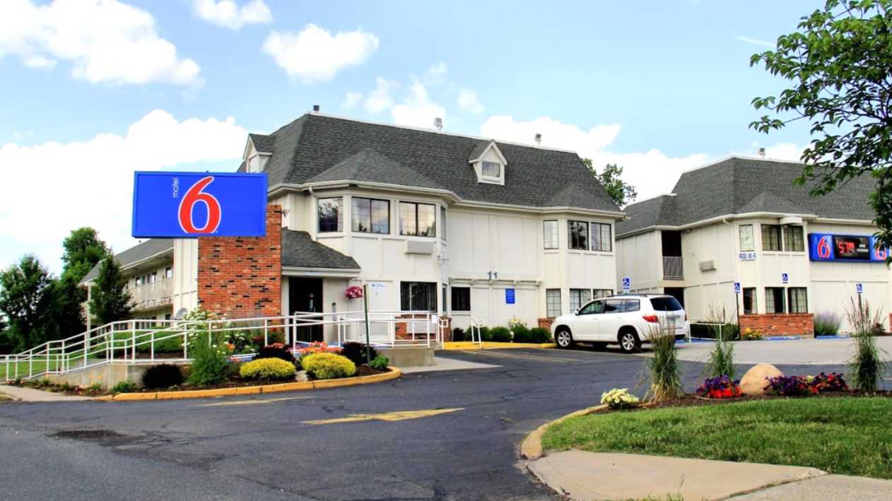 Motel 6 BDL Airport Parking | Way