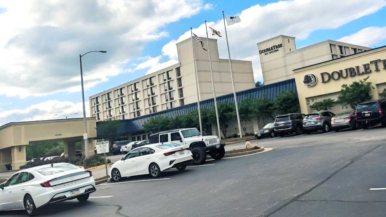 Reserve DoubleTree BWI Airport Parking | Way.com