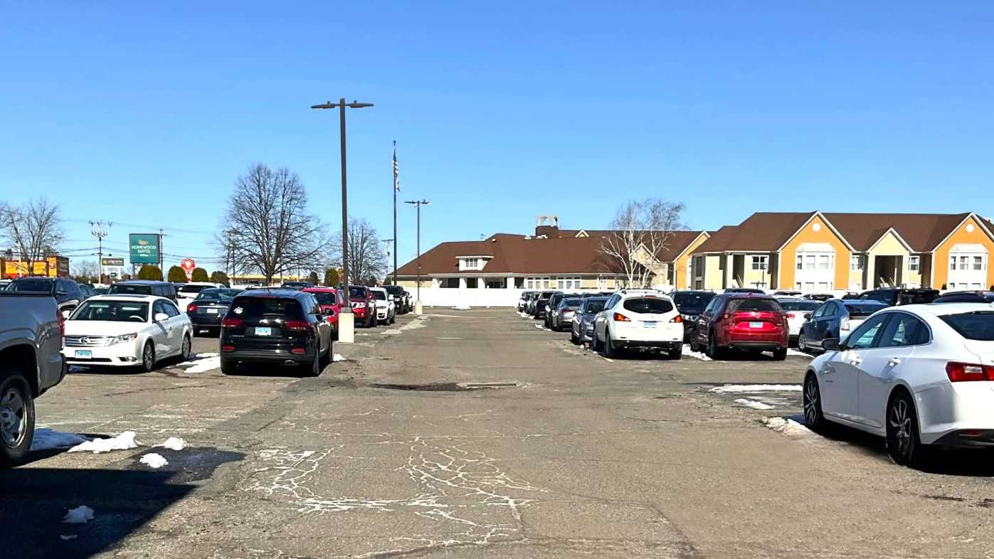 Reserve LAZ Fly Premier Bradley Airport Parking | Way.com